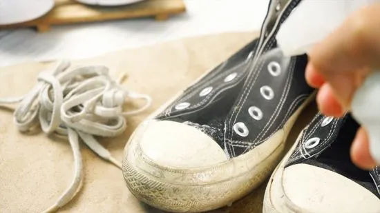 7 Cara Efektif Memutihkan Sepatu Converse yang Menguning - Boom Boom ID